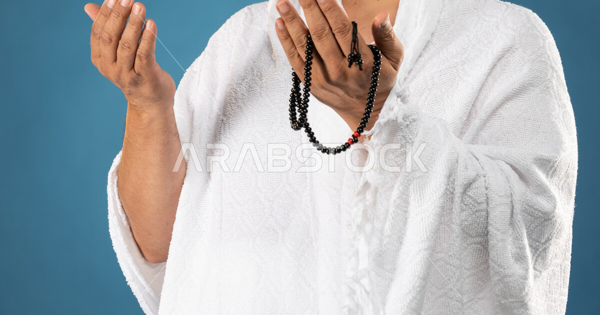 الدعاء والعباده والتقرب الى الله، بورتريه لرجل مسن مسلم عربي سعودي