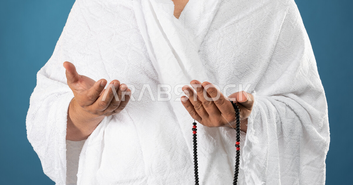 آداء مناسك الحج والعمرة، ارتداء ملابس الاحرام، بورتريه لرجل مسن مسلم