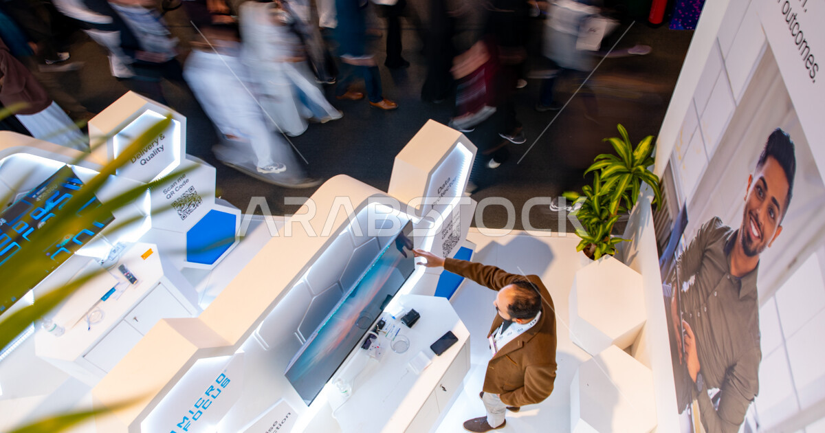 A picture from above of the movement of visitors at the LEAP ...