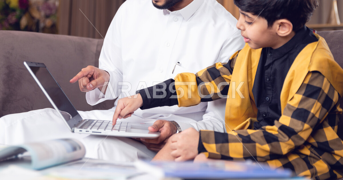 تلميذ سعودي خليجي يدرس في المنزل مع والده ،الذي يتبع معه حصص الاونلاين