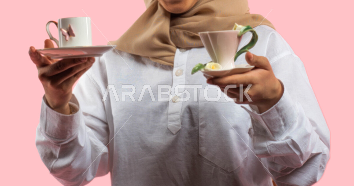 الاستمتاع بالتسوق في محلات ومتاجر الأواني المنزلية ، ايماءات تدل على