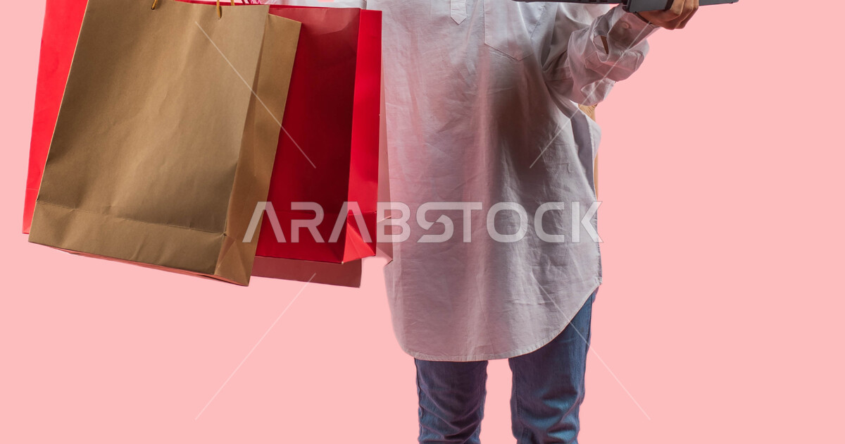 عروض وتخفيضات الجمعة البيضاء، ايماءات وجه تدل على الإستمتاع بالتسوق و