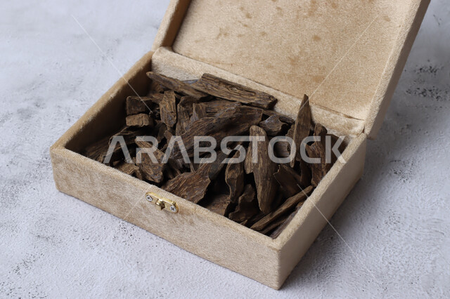 Oud wood in a wooden box, fumigation and fumigation with the original ...