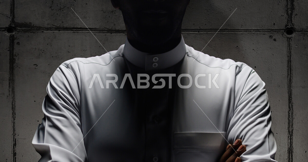 ارتداء ساعة يد، صورة مقربة لرجل عربي سعودي خليجي بايدي متقاطعة ومكتوفة ...