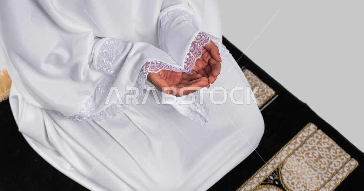 الجلوس على سجادة الصلاة والدعاء والعباده والتقرب الى الله، آداء مناسك ...