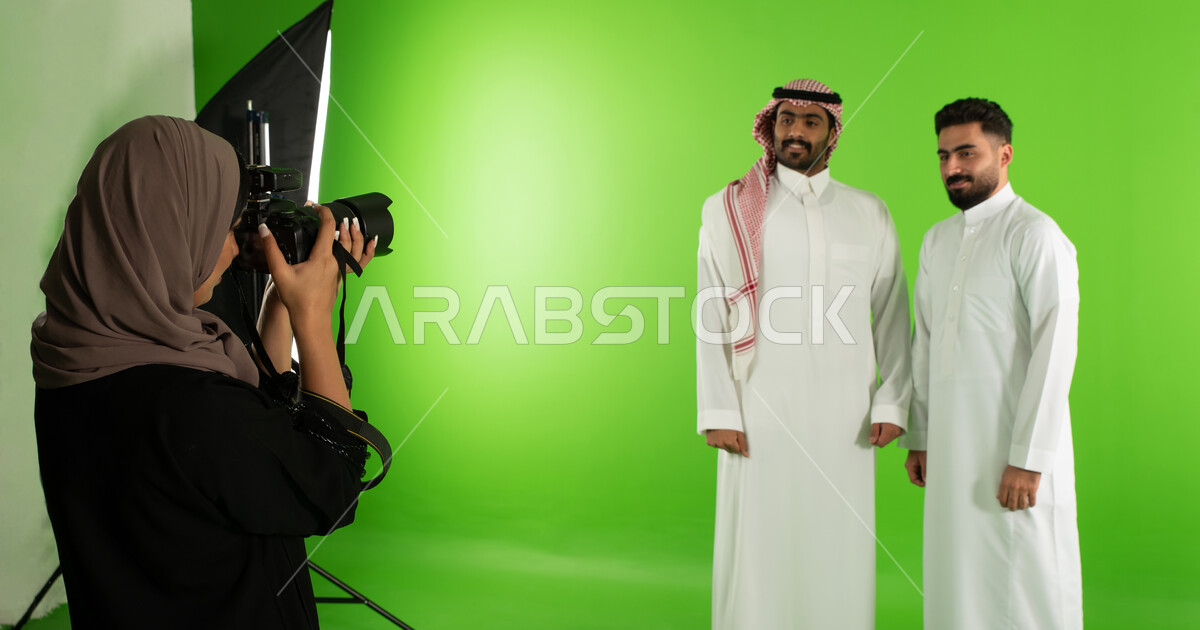 Two Saudi Arab Gulf men dressed in traditional Saudi clothing ...