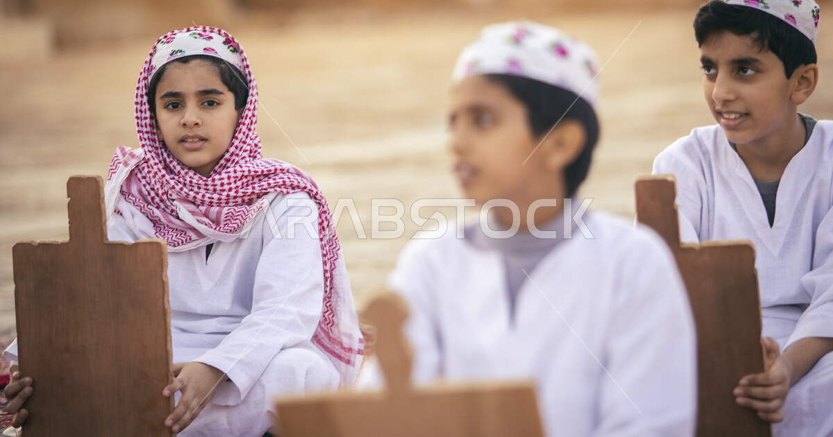 مشروع تطوير الدرعية مجموعة من الاطفال الصغار يرتدون الزي السعودي