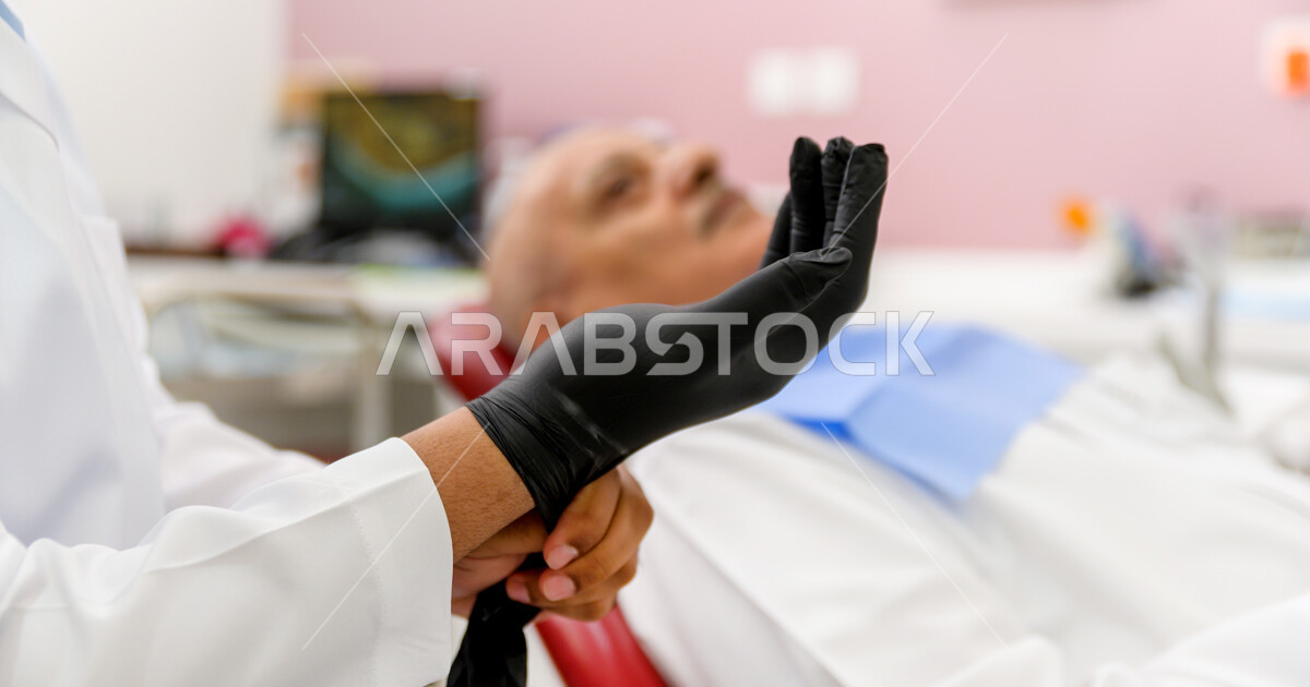 An old man of a Saudi Arabian Gulf man on an appointment to treat his ...