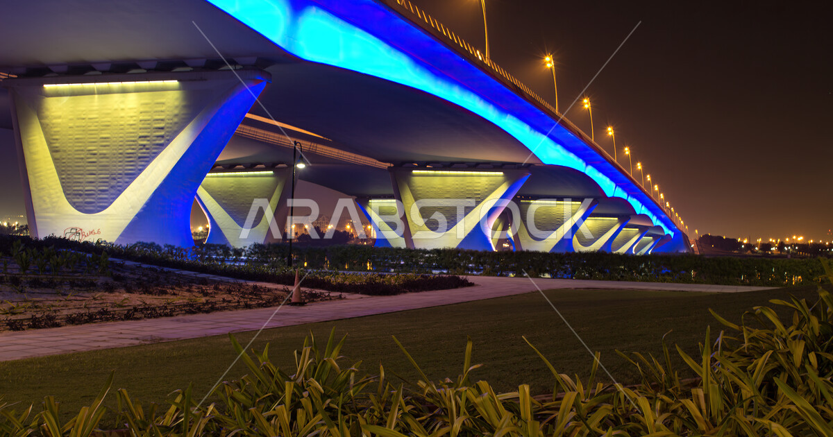 التطور الهندسي المعماري في خور دبي, جسر القرهود في وضع الليل, الفن ...