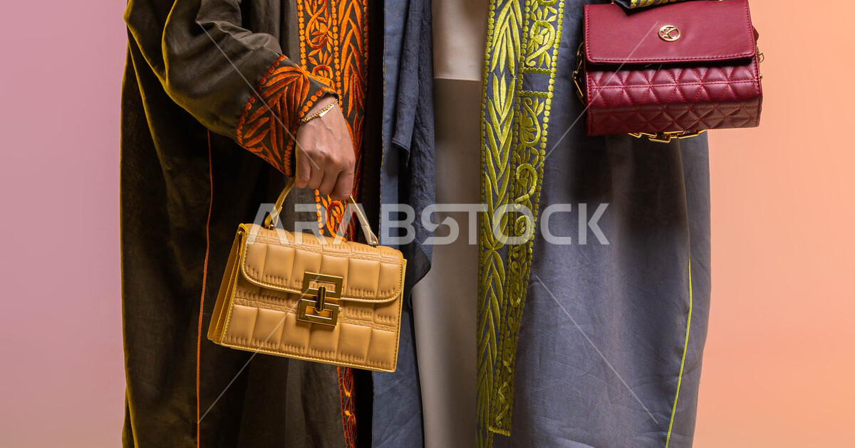 ايماءات الإعجاب والسعادة لامتلاك حقيبة جديدة، بورتريه لعارضتان عربيتان ...