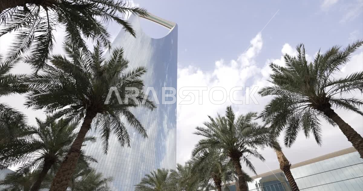 Kingdom Tower in Riyadh, Saudi Arabia, green palm trees, famous ...