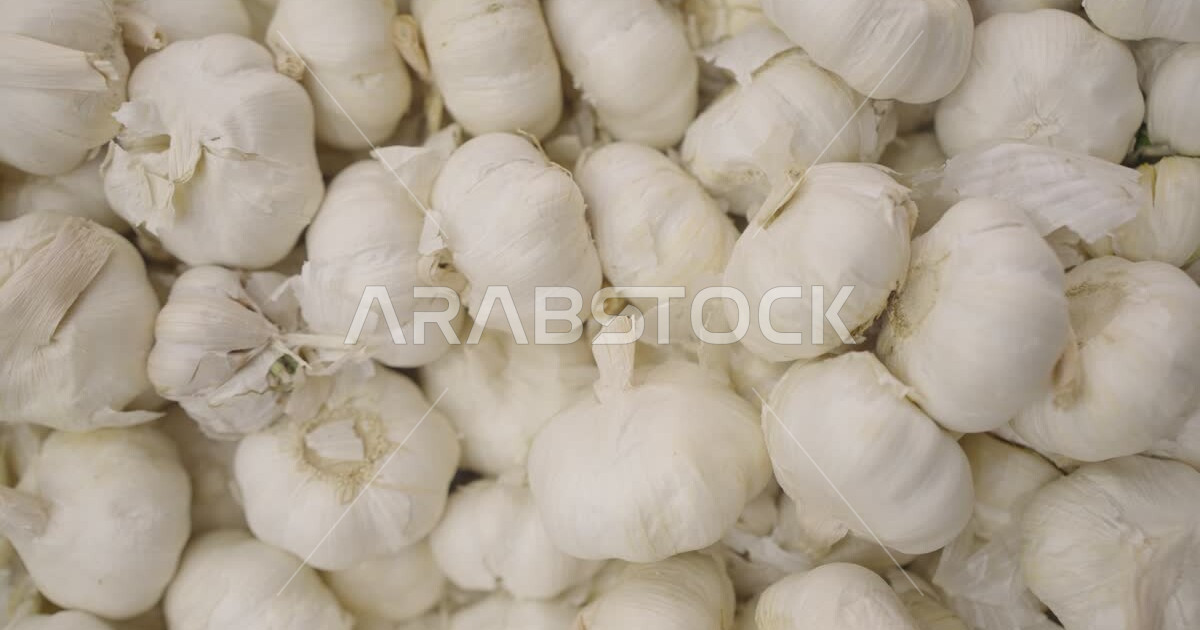 Close-up of garlic grains, herbal plants, fresh garlic, vegetable ...