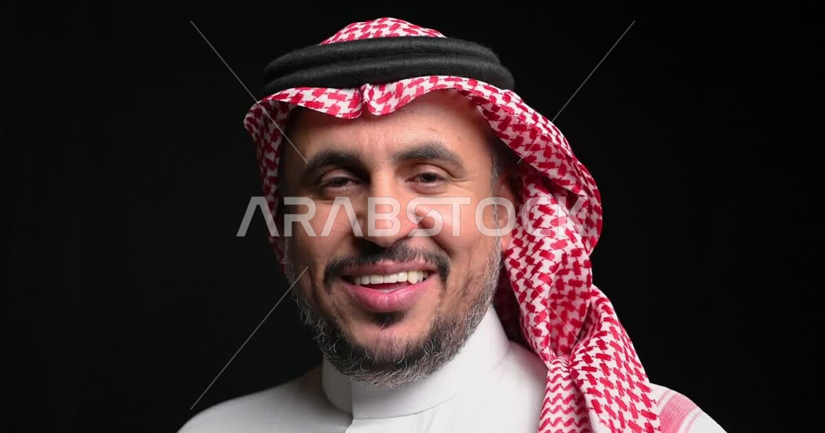 Close-up of a Saudi Arabian Gulf man wearing traditional Saudi dress ...