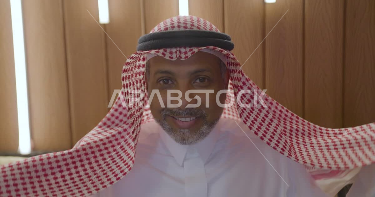 A Saudi Arabian Gulf man wearing the traditional Saudi dress, looking ...