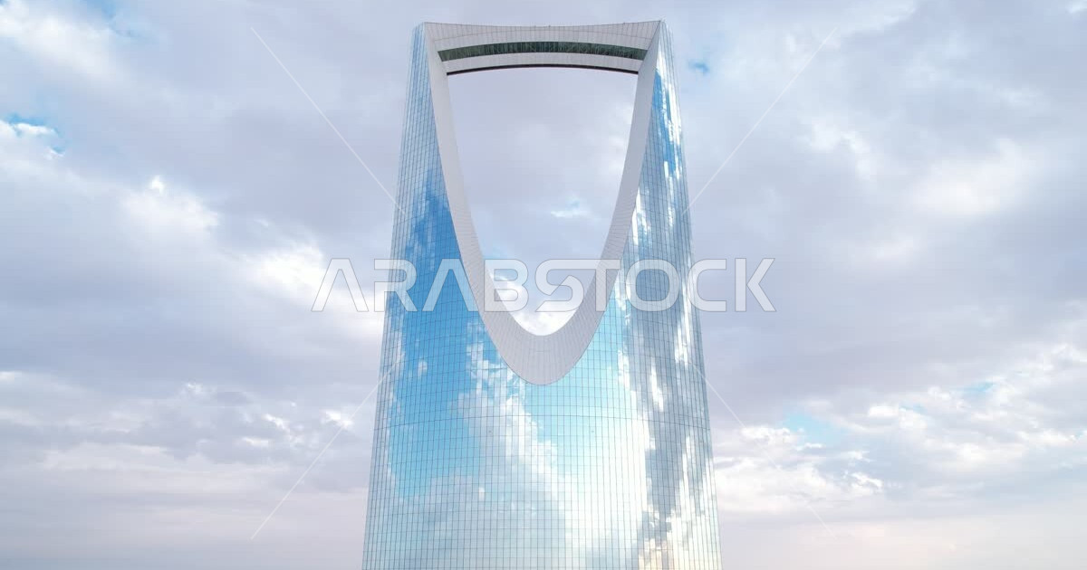 Kingdom Tower in Riyadh, Kingdom of Saudi Arabia, the architectural art ...