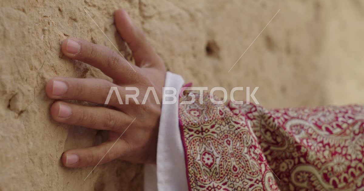 Close-up of the hand of a Saudi Arab Gulf man wearing a traditional ...