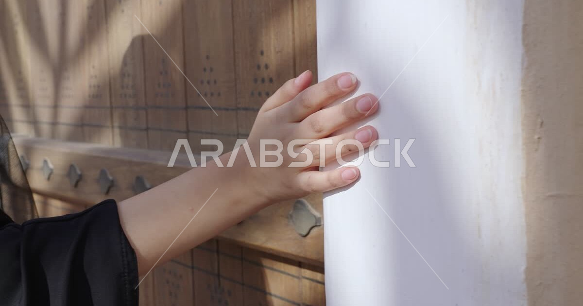 A close-up of the hand of a Saudi Arabian Gulf woman wearing a ...