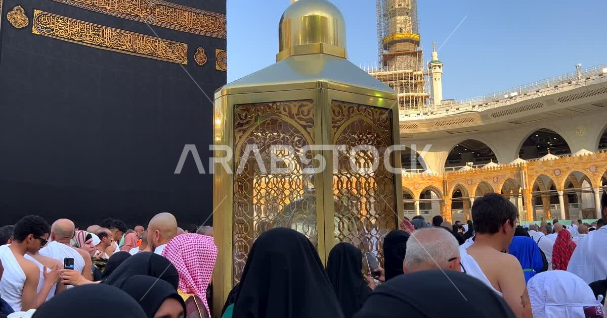 The shrine of our master Ibrahim in the courtyards of the Holy Mosque ...