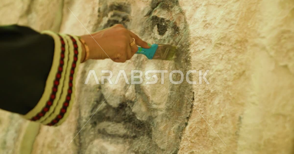 Drawing the features of King Salman, close-up of the hand of a Saudi ...