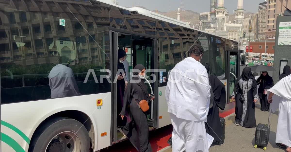 A close-up of the pilgrims and pilgrims disembarking from the Mecca ...
