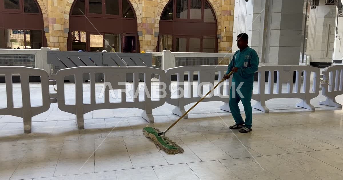 Cleaners cleaning the Grand Mosque in Mecca, pilgrims to the Holy ...