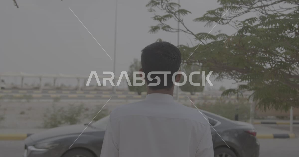 Close-up photography from the back of a young Saudi Arabian Gulf man ...