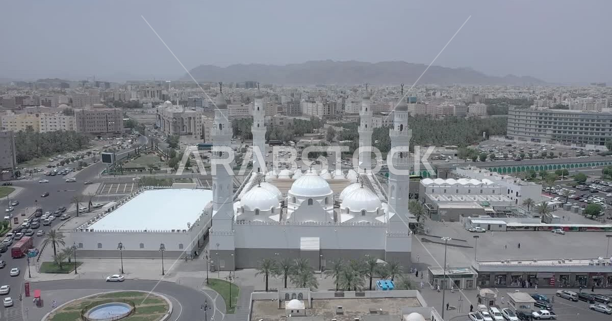Traffic of cars in the streets, Islamic architecture in Saudi Arabia, a ...