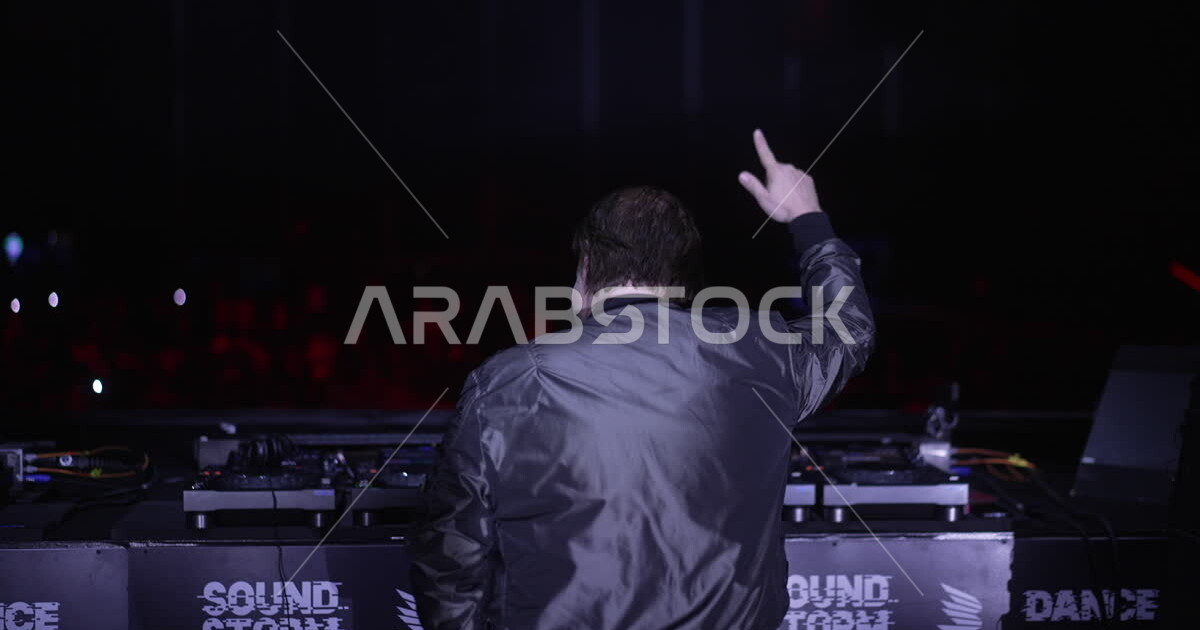 Processing of sounds recorded by a music device, a view from the back ...