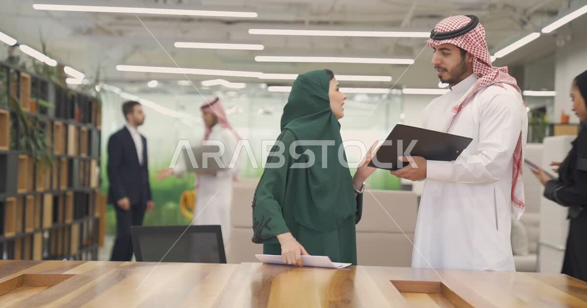An administrative meeting with a group of Saudi businesswomen and ...
