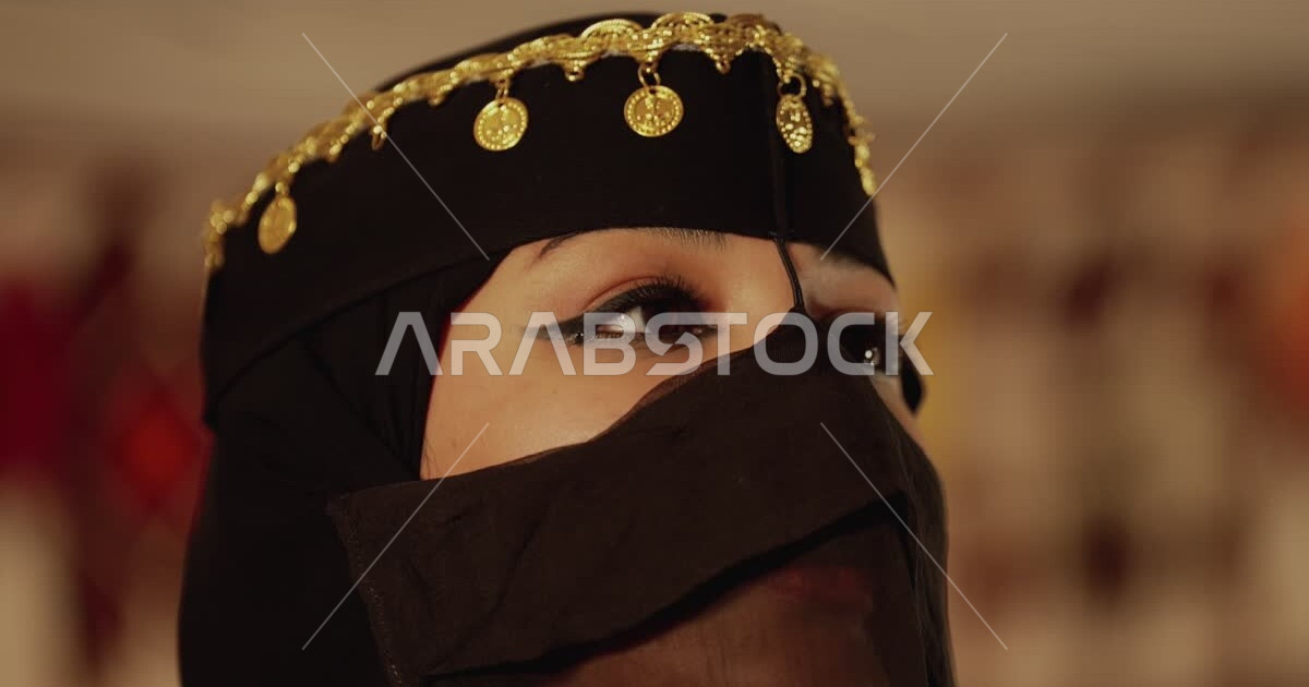 Highlighting the black kohl-lined eyes, the Bedouin Arab beauty of ...
