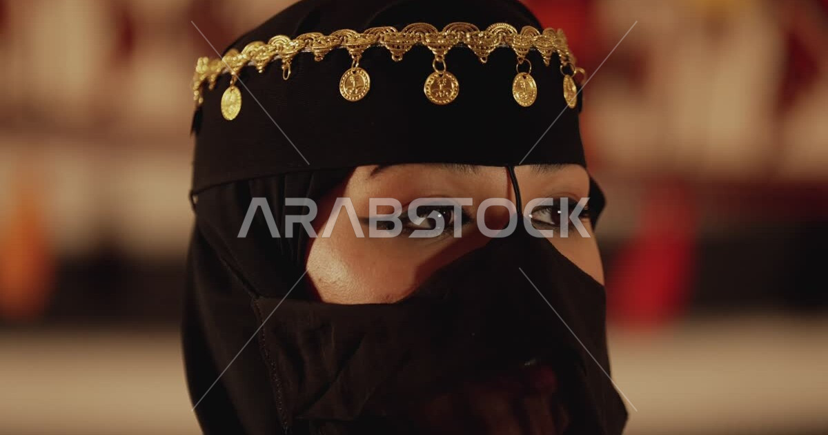 Highlighting the black kohl-lined eyes, the Bedouin Arab beauty of ...