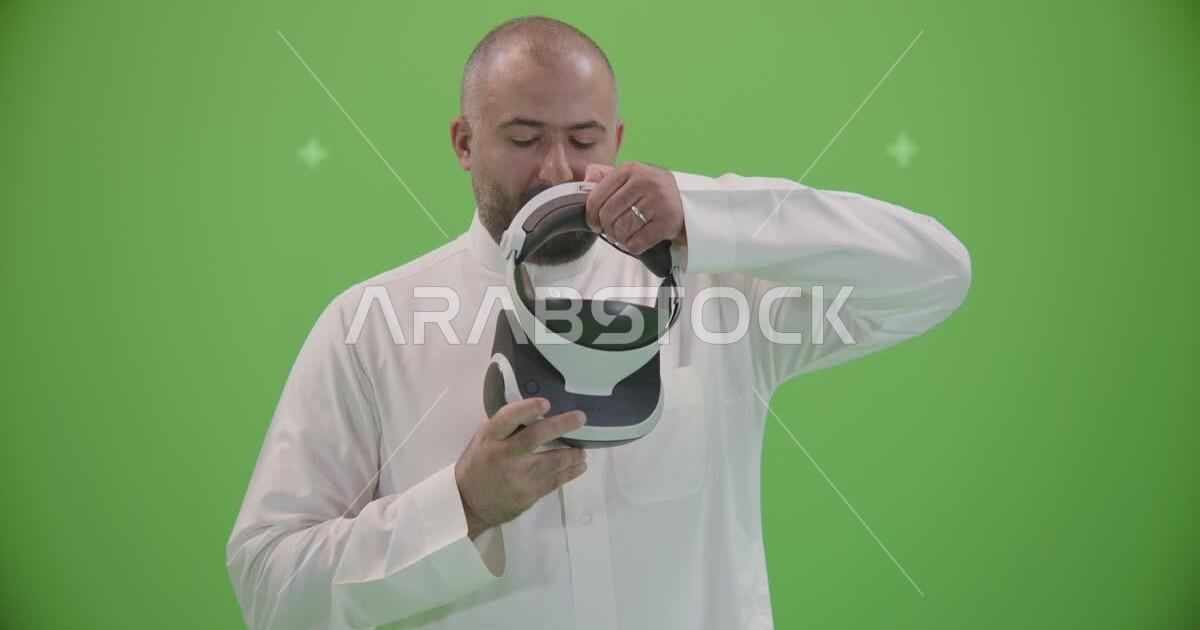 Using 3D VR technology, a Saudi Arabian Gulf citizen wearing virtual ...