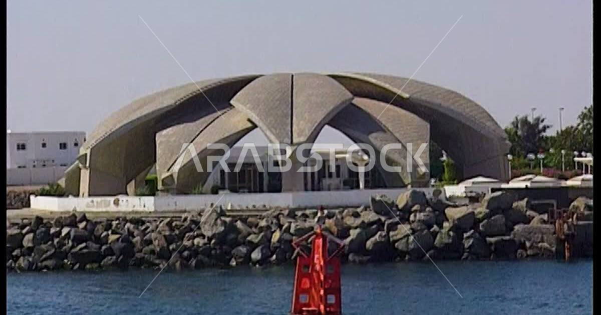 أماكن الجلوس والاستمتاع بالمناظر المائية الهادئة في وقت النهار, كورنيش جده المطل على ساحل البحر ...