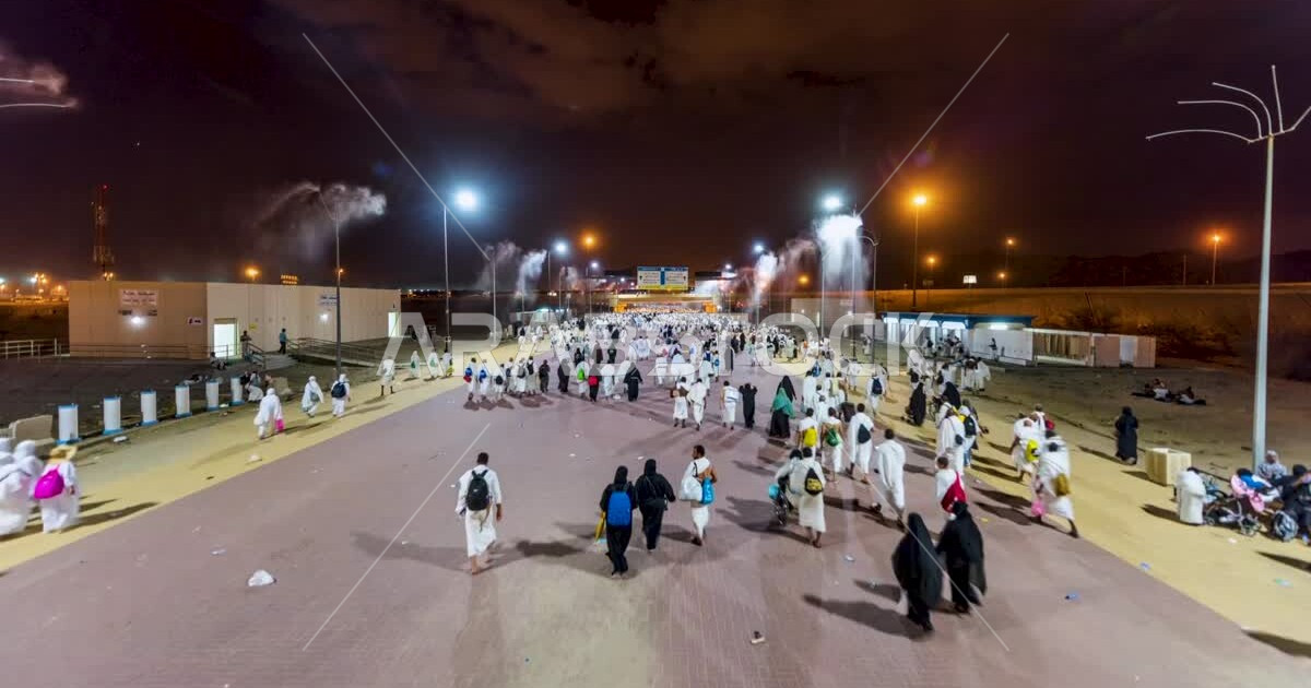 Pilgrims staying overnight in the white tents area in Mina and ...