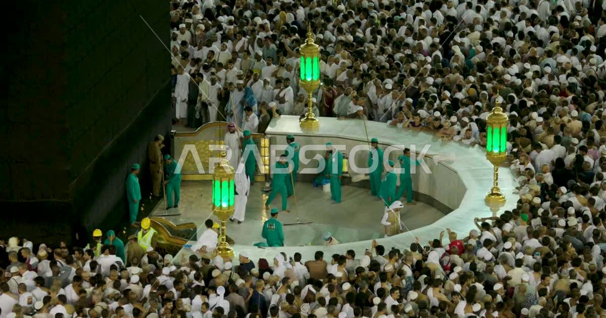 Cleaning workers clean the Holy Mosque of Mecca, pilgrims to the Holy ...