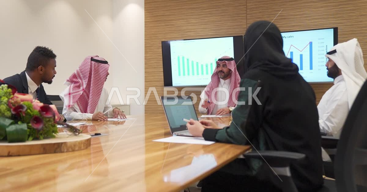 Administrative meeting with a group of Saudi Gulf people in the ...