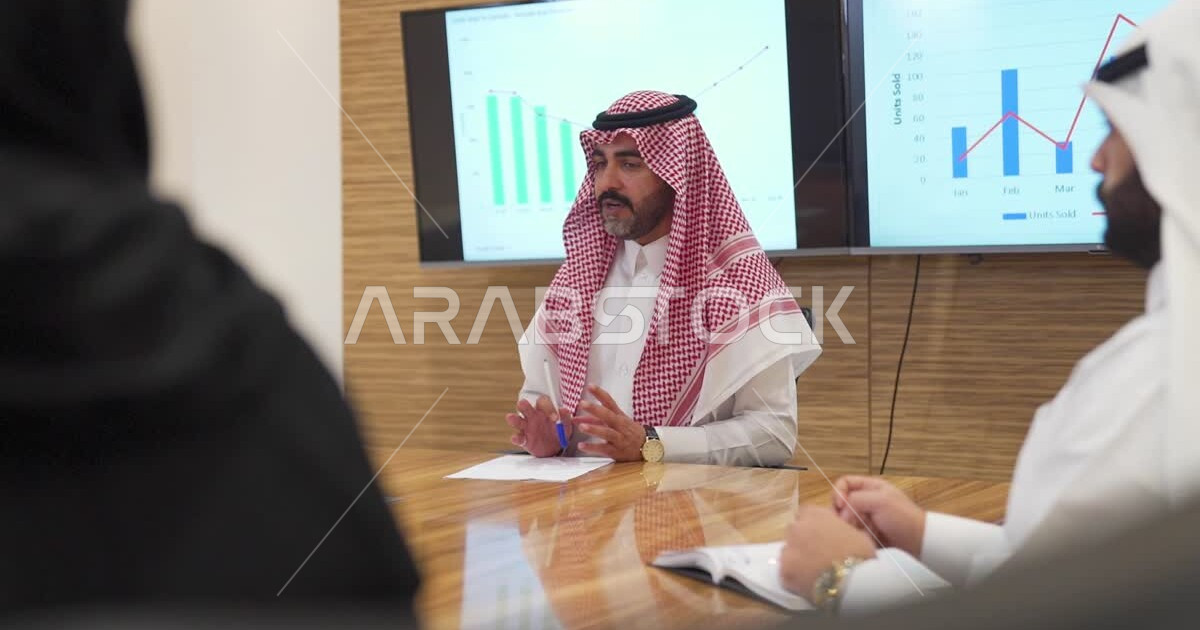 Administrative meeting with a group of Saudi Gulf people in the ...