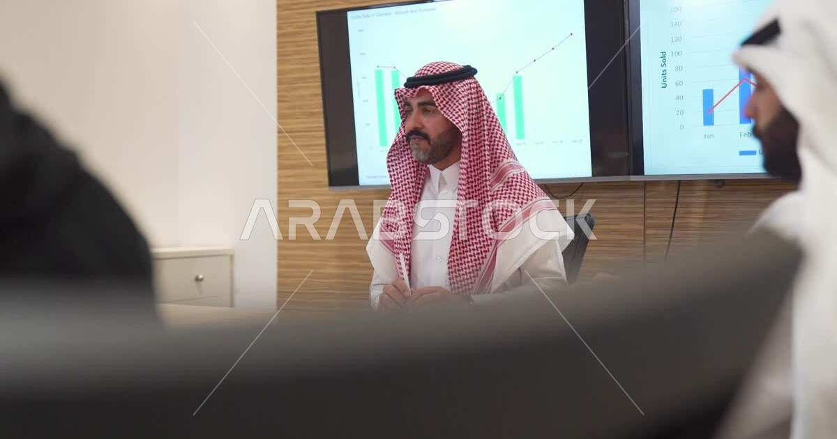 Administrative meeting with a group of Saudi Gulf people in the ...