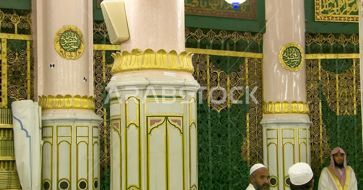 Columns and arches inside the Prophet’s Mosque, interior decorations ...