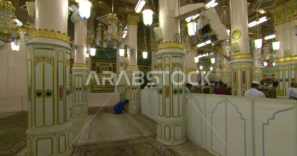Columns and arches inside the Prophet’s Mosque, interior decorations ...