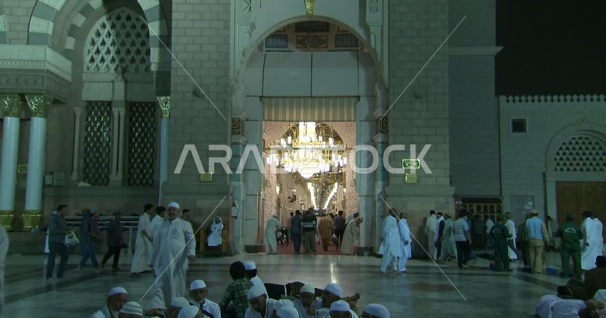 Gate of Peace in the Prophet’s Mosque, the influx of worshipers to ...