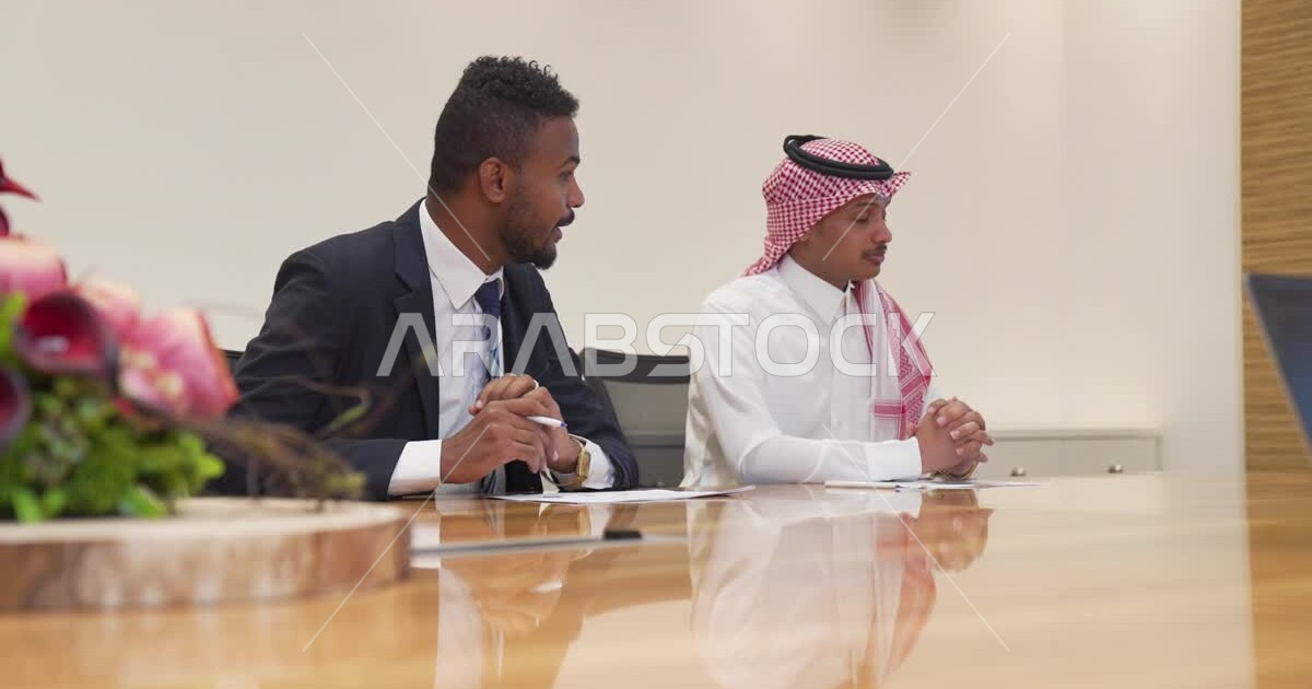 Administrative meeting with a group of Saudi Gulf people in the ...