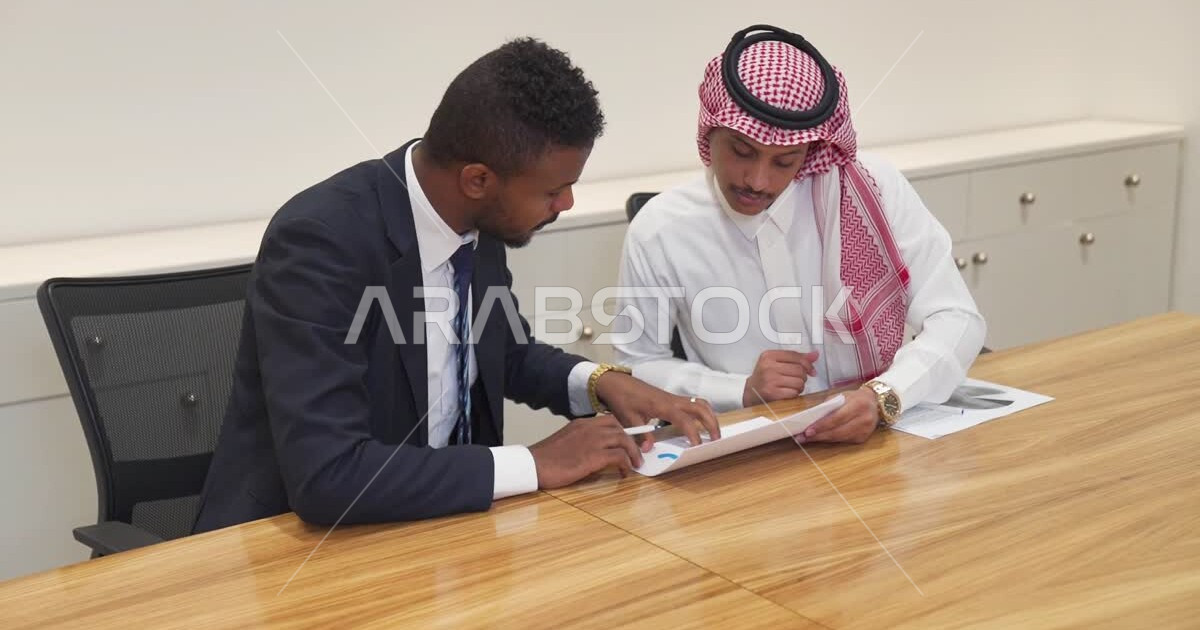 Administrative meeting with a group of Saudi Gulf people in the ...