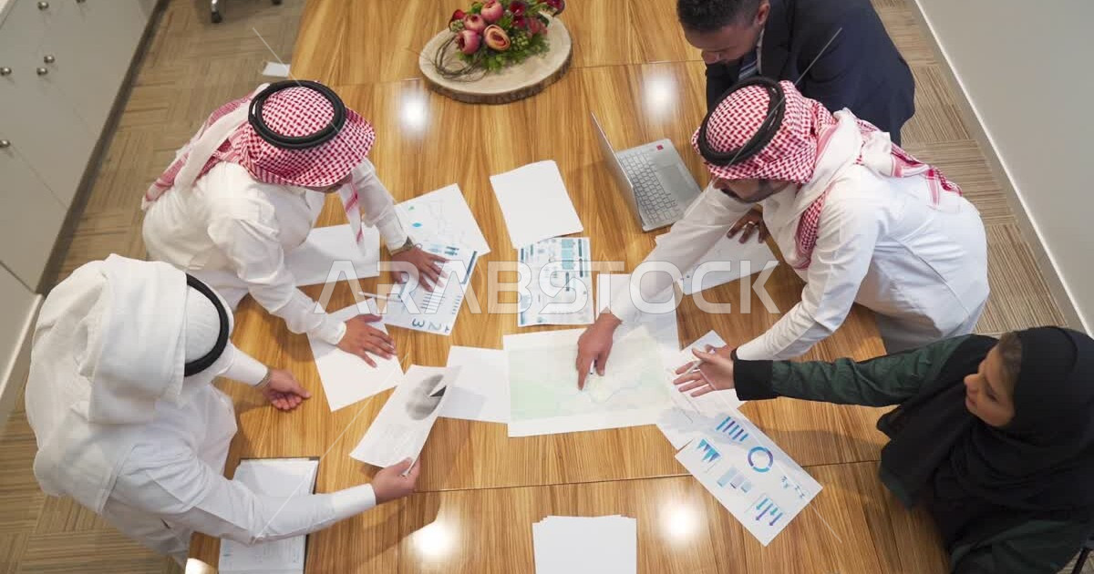Administrative meeting with a group of Saudi Gulf people in the ...