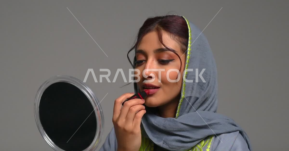 Cosmetics expert, use of cosmetics, attention to elegance and ...