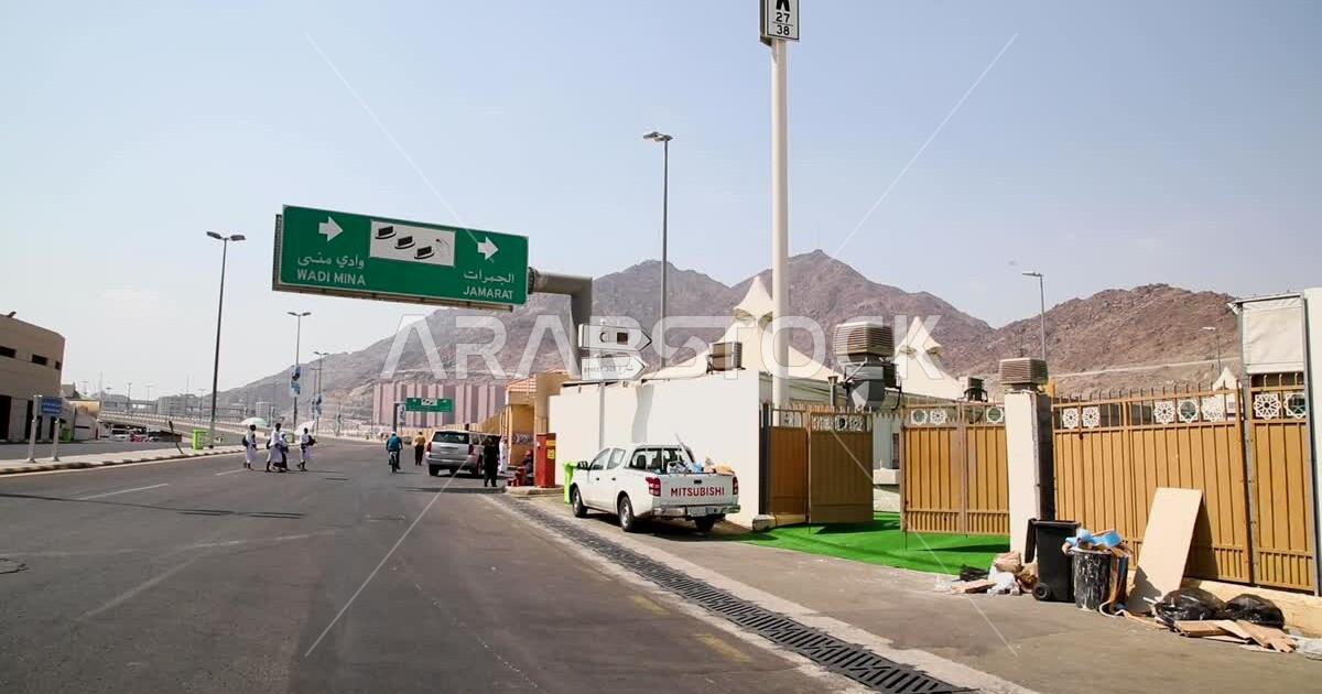 Guiding signs to Wadi Mina and the Jamarat throwing area, worship and ...