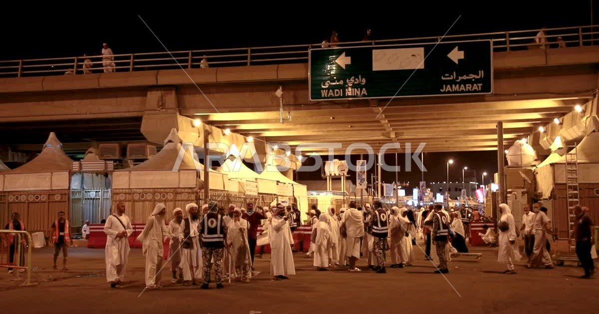 Guiding signs to Wadi Mina and the Jamarat throwing area, worship and ...