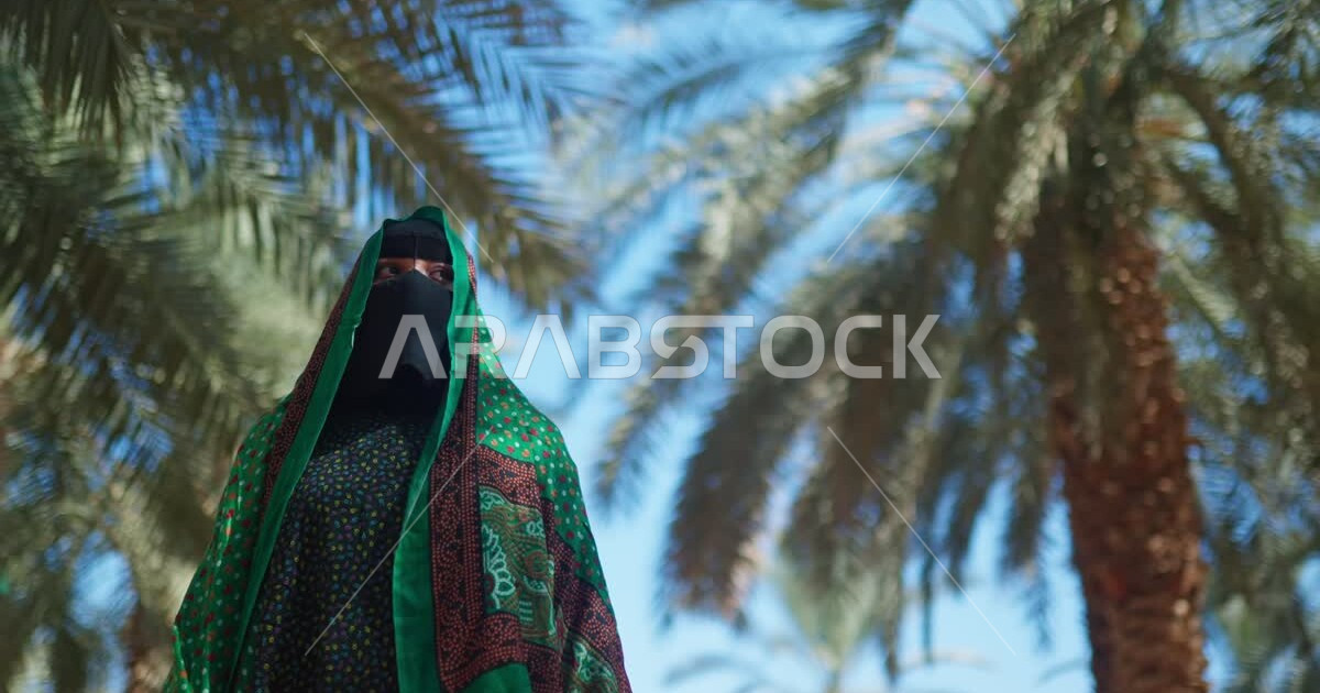 Enjoying the natural scenery, gestures of looking at something, slow ...