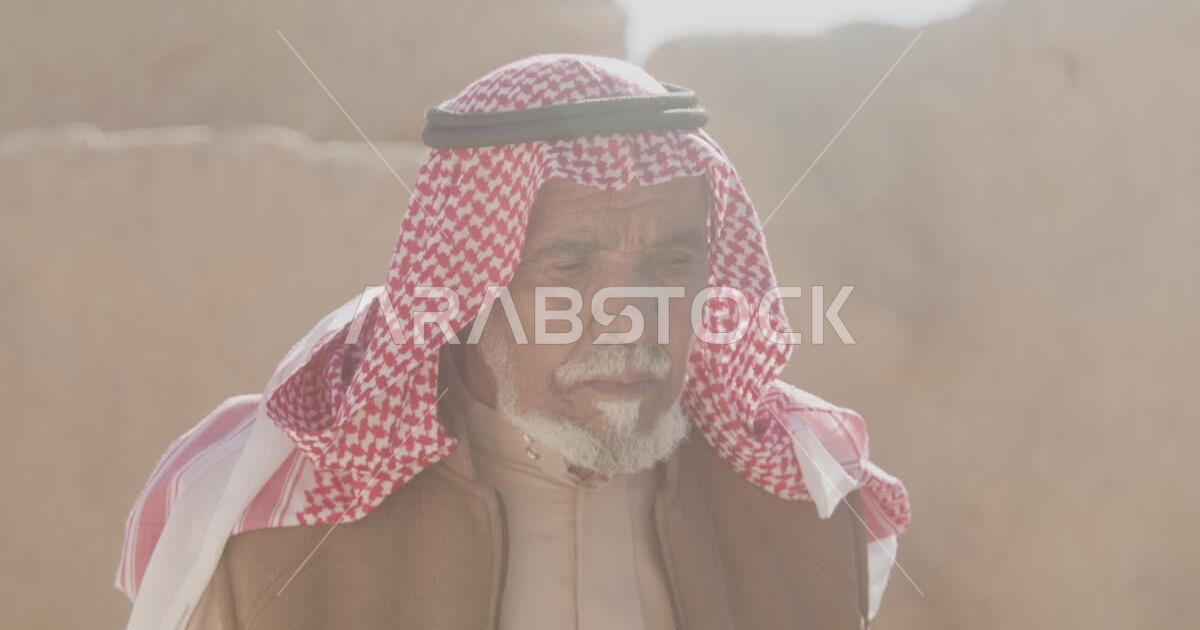 التجول في الأماكن الشعبية القديمة التراثية وتأمل الأثار، ارتداء زي ...