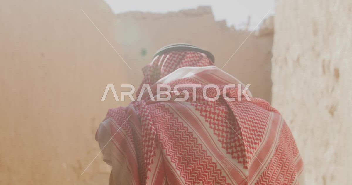 Contemplating the antiquities and wandering around the ancient popular ...